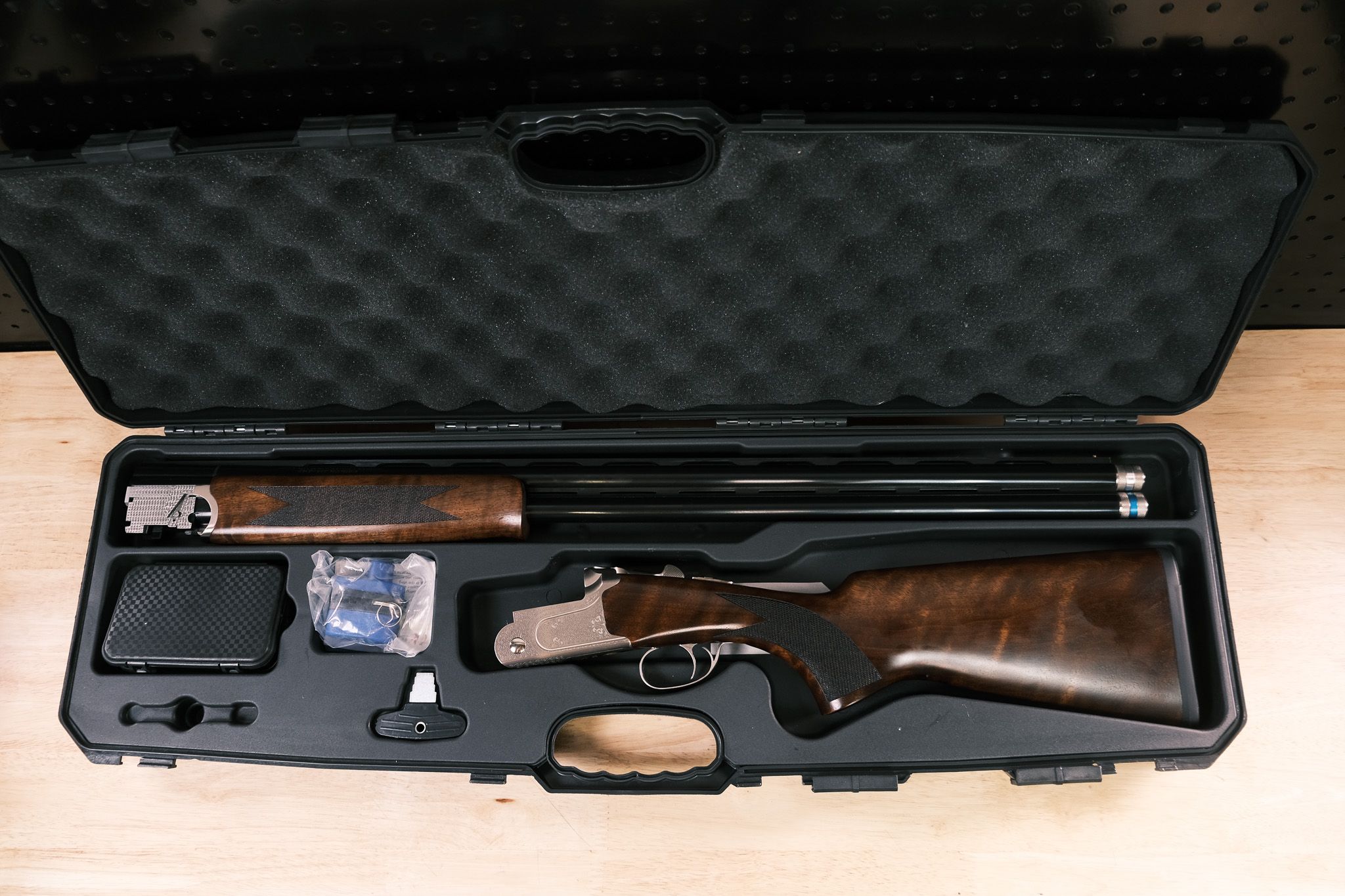 75472 - Mossberg & Sons Gold Reserve Polished Silver 12 Gauge Shotgun - 2 Rounds 30" Barrel 3 ...